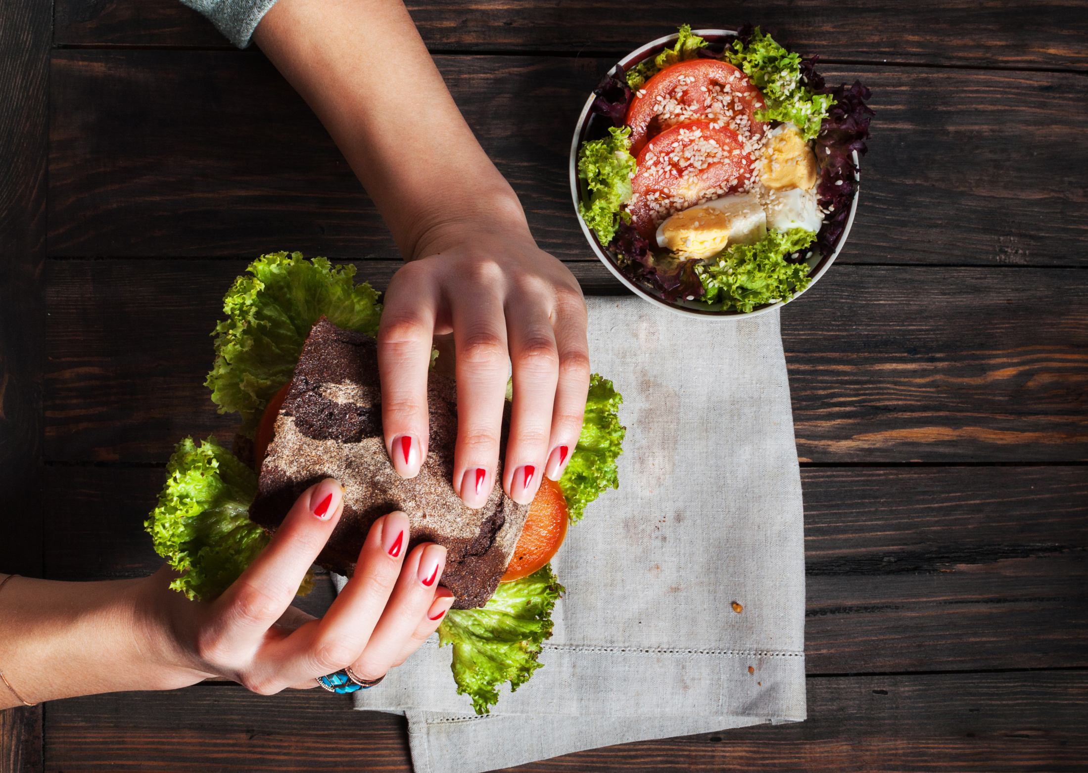 4 jídla na cesty, která si vychutnáte rukama – foodora.cz